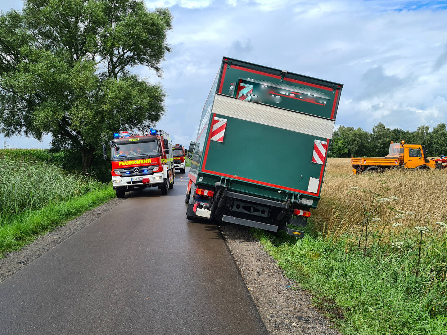 LKW droht in Hörsten in Graben zu rutschen – Feuerwehren und ...