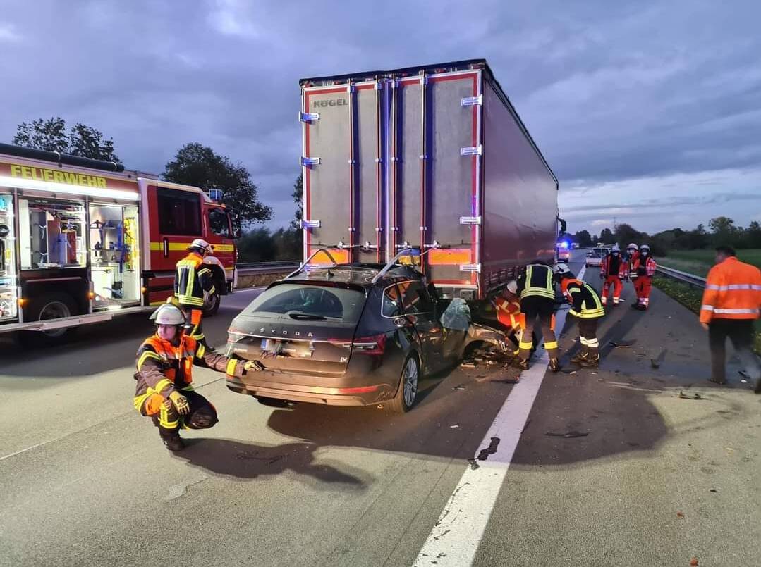 Tödlicher Unfall auf der Autobahn Auto verkeilt sich unter Laster - Winsen Aktuell