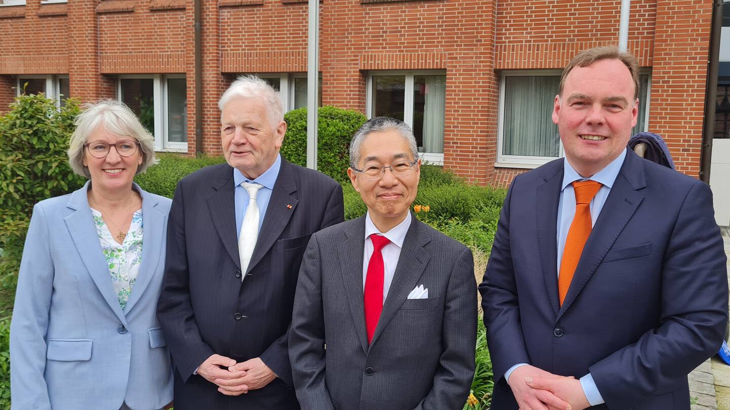 Japanischer Generalkonsul überreicht Orden der Aufgehenden Sonne an ...