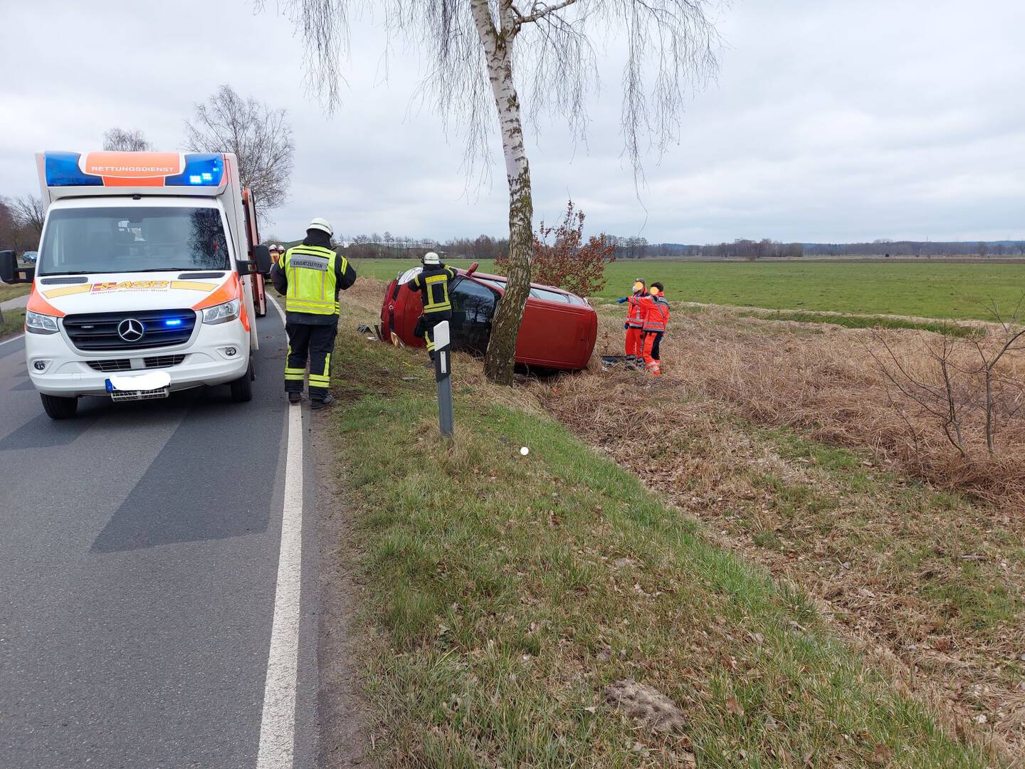 Feuerwehr befreit Verletzen aus Autowrack - Winsen Aktuell