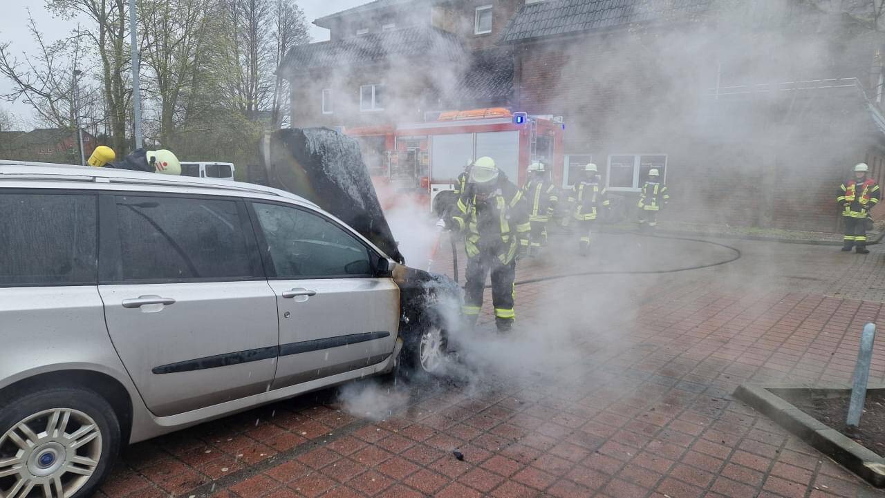 Bleckeder Feuerwehr löscht brennendes Auto - Winsen Aktuell